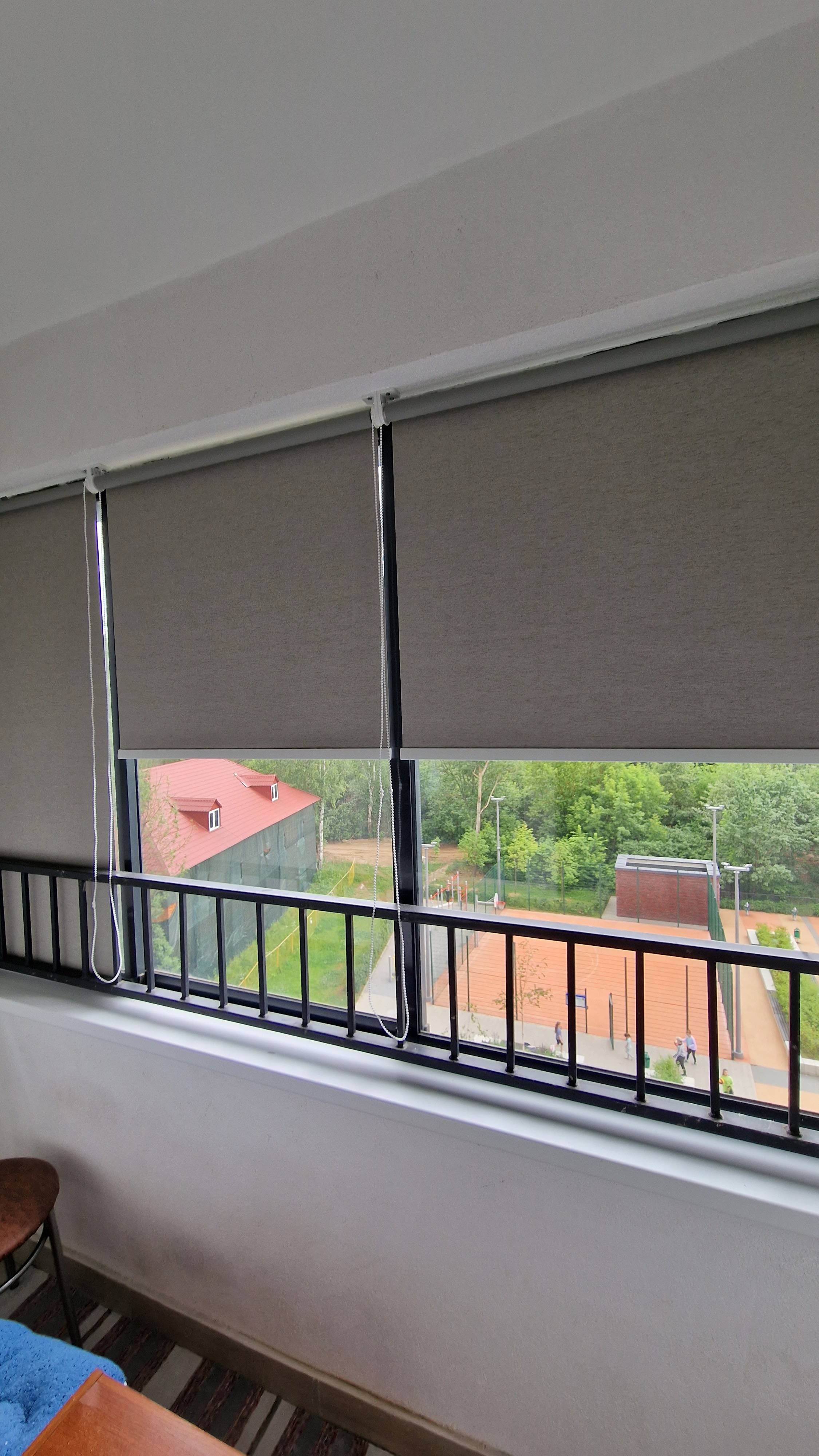 Рулонные шторы на лоджию с окнами купе. Три изделия встык. Ткань Респект блэкаут серый лен.