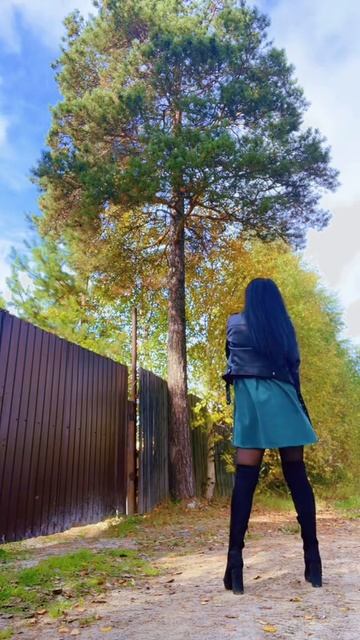 Красотка на улице танцует в колготках на ботфортах ножки красивые в нейлоне