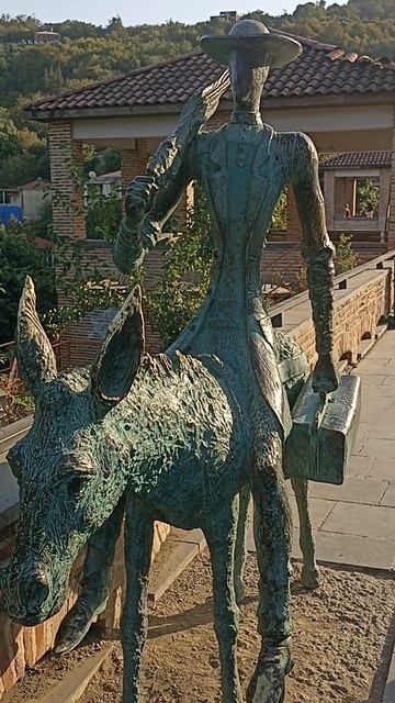 Скульптура Доктор на осле в Сигнахи (Грузия) 01.09.2025