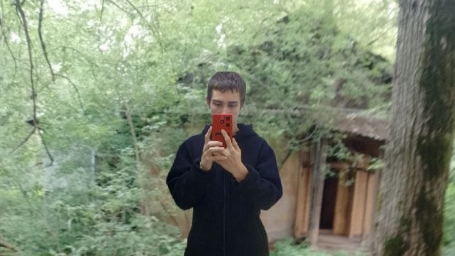 Костя ночью исследует заброшенный лагерь Чайка