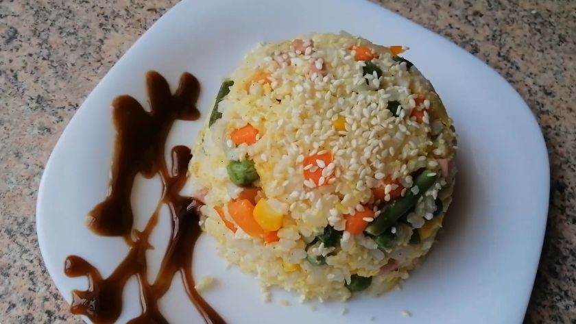 Яичный жареный рис с овощами.