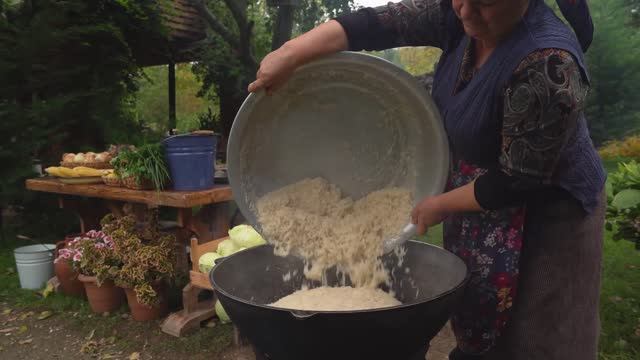Kənd Həyatı. Деревенский плов — готовим говядину и овощи на костре
