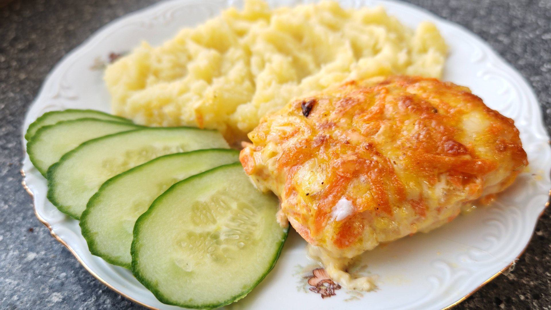 Готовим быстро, едим с удовольствием: филе минтая под "шубкой" покорит даже гурмана!