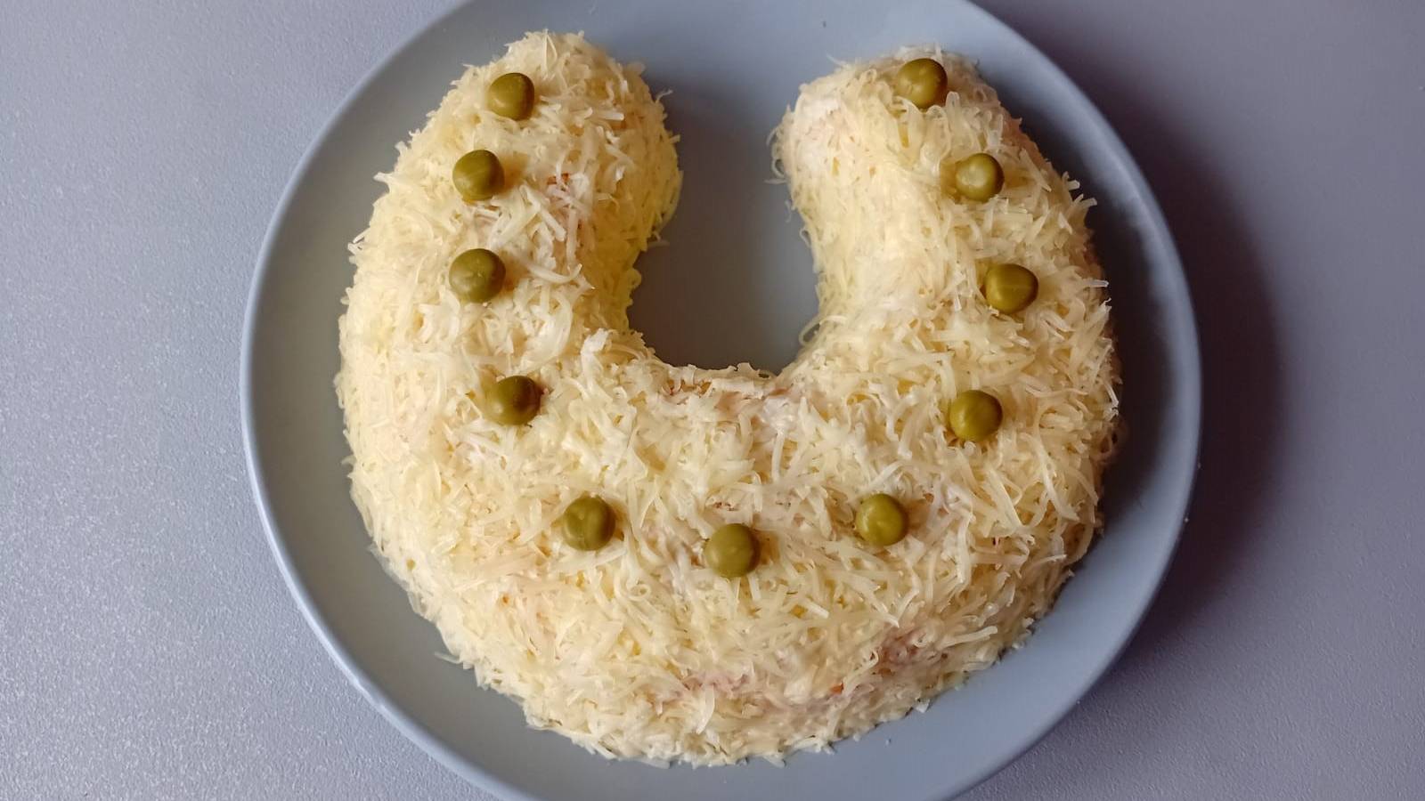 Новогодний салат Подкова, салат на Новый год Лошади