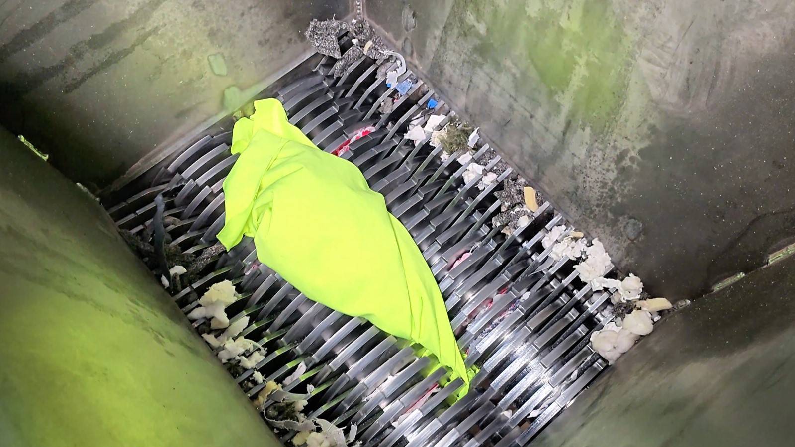 Измельчение ткани синтетического трикотажа на шредере ИШМ-220-500