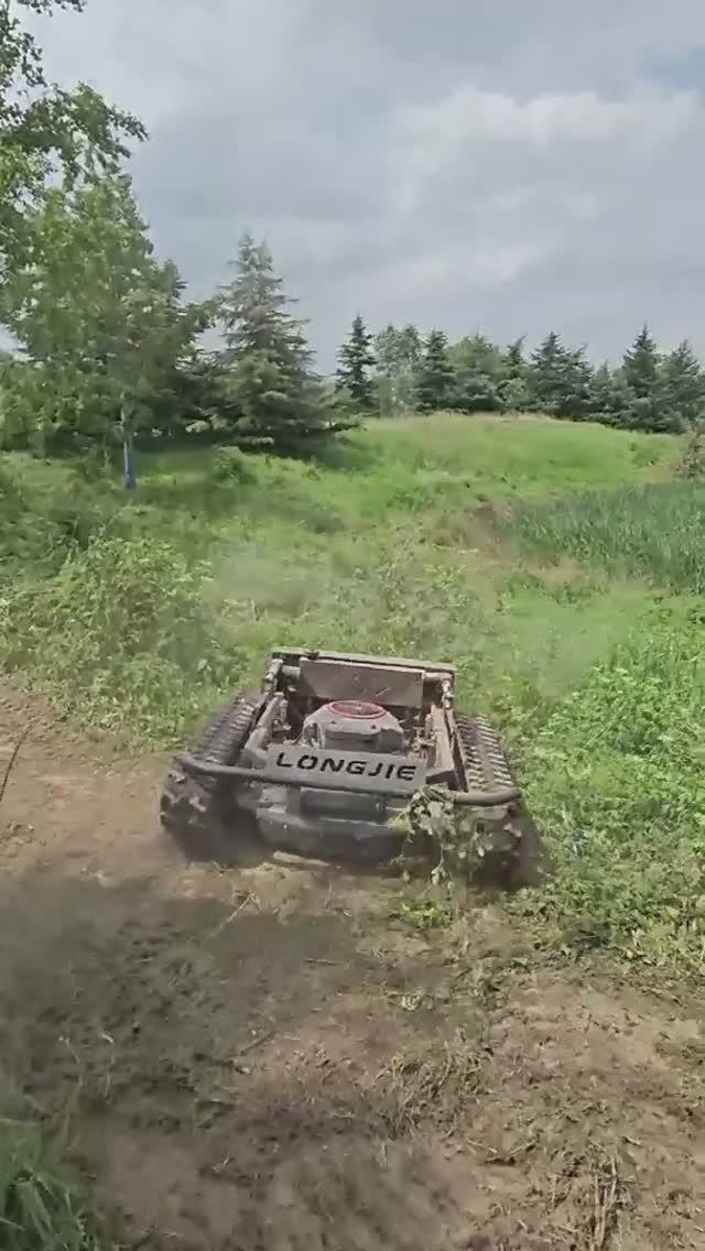 Гусеничная газонокосилка в работе