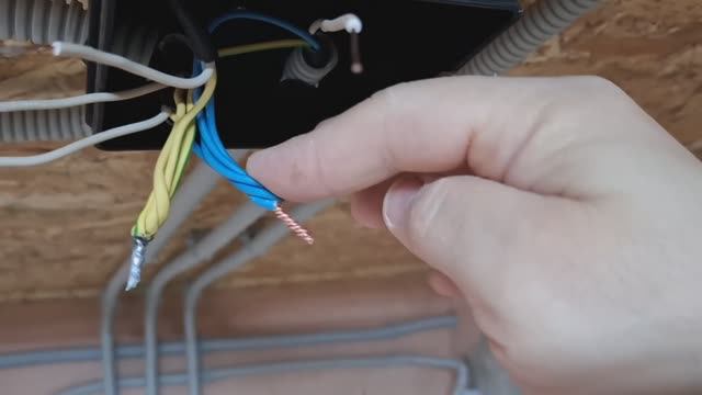 Как соединить провода в распределительной коробке в гаражном помещении