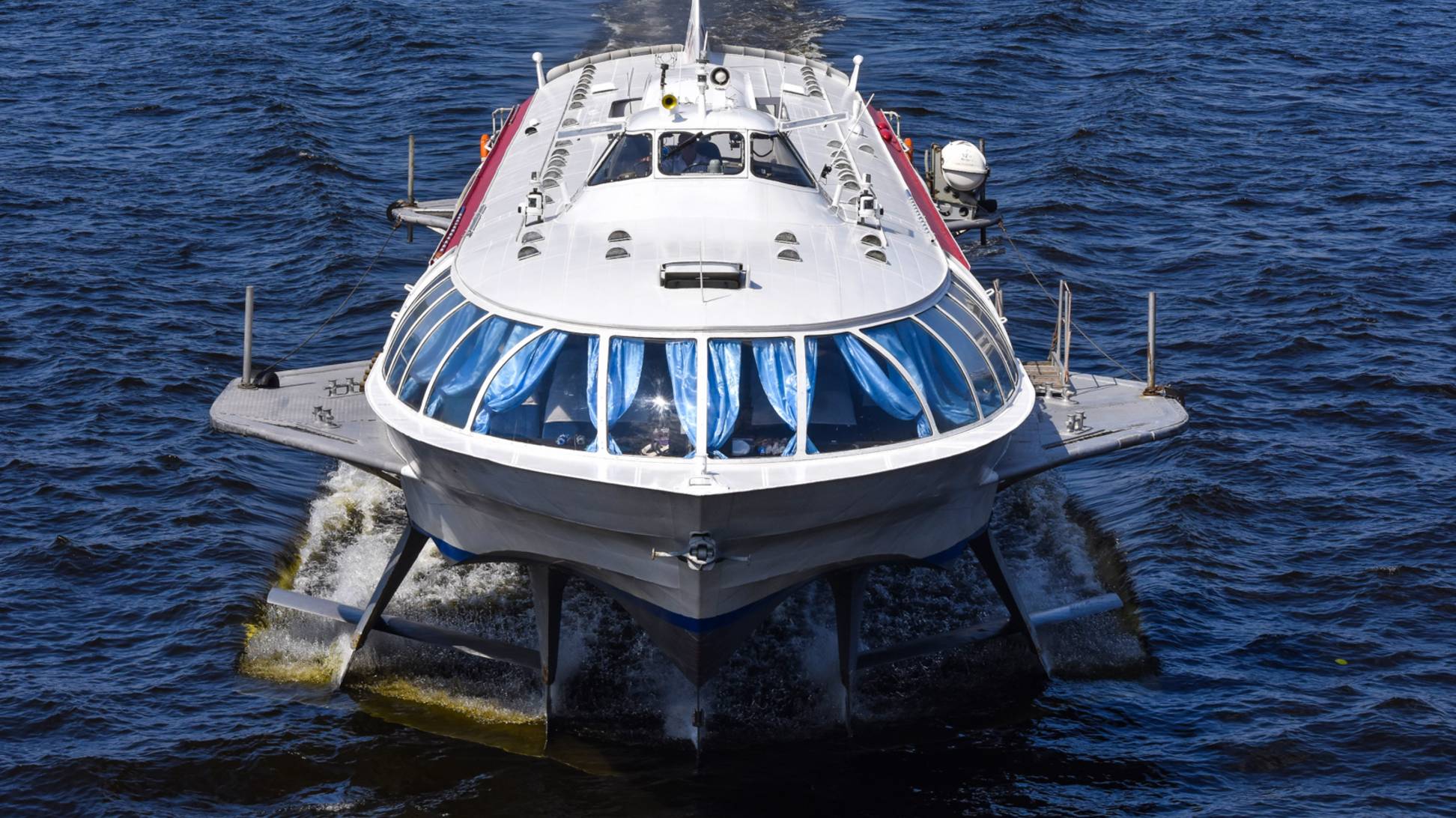 Теплоходы Метеор по Неве ходят часто как маршрутки