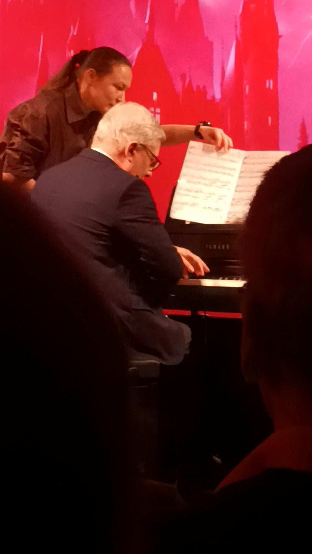 А.Сканави исполняет "Шествие гномов" Э.Грига...