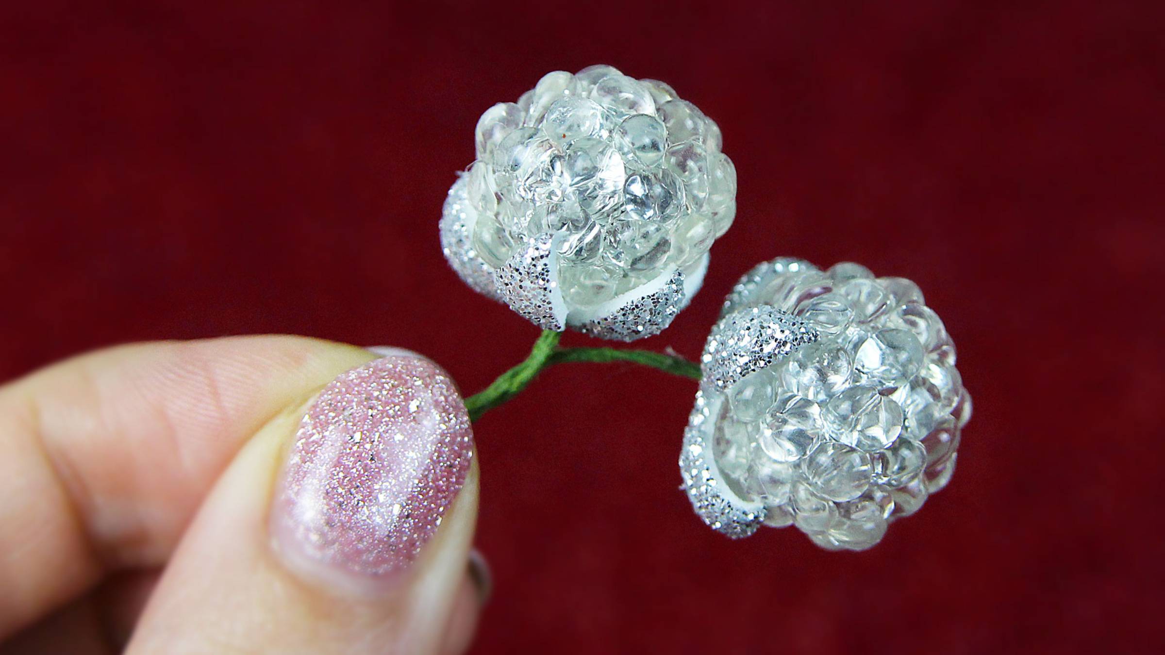 Всего лишь термоклей, фольга и фоамиран, а такая удивительная красота получилась😍 Хрустальные ягоды