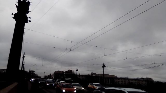 Красивые, большие колонны на Ушаковском мосту