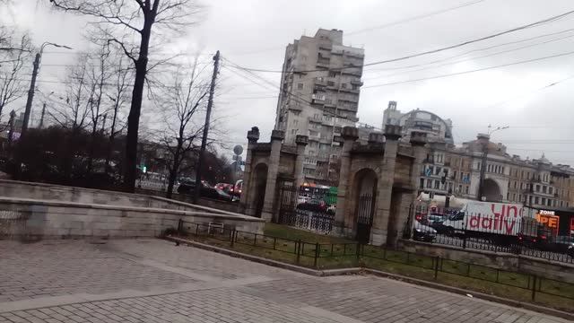 Старинные ворота и стая птиц