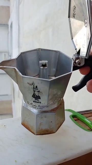 Отличие гейзерных кофеварок Италии и Китая