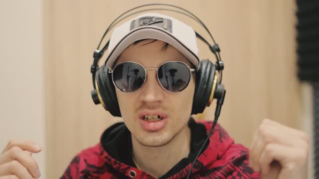 Открыл студию