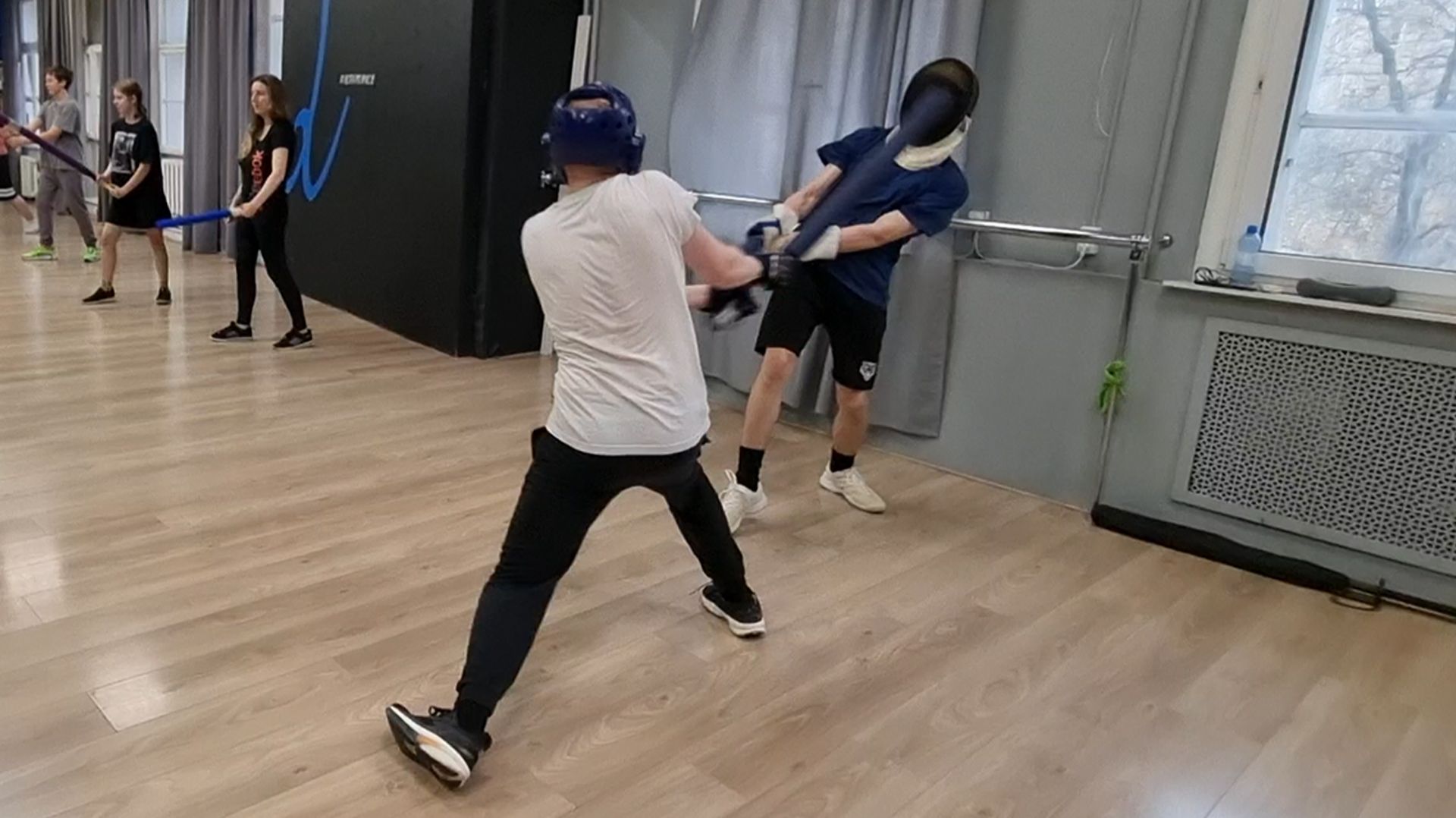 Спарринг на длинных плоских двуручных японских мечах чанбара катана в школе кэндзюцу Katana Club