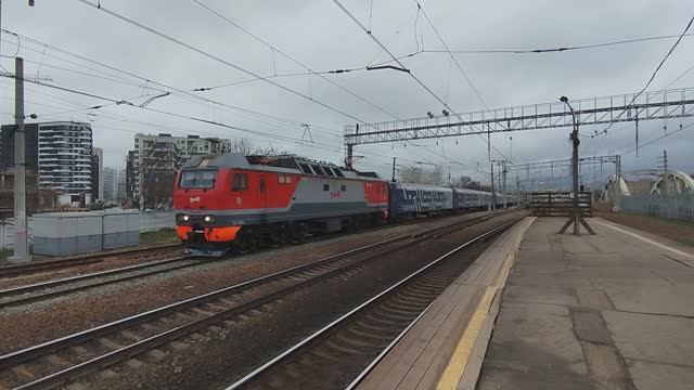 Платформа Серп и Молот. Поезд "Таврия", который идет через Курский. Ноябрь 2025.