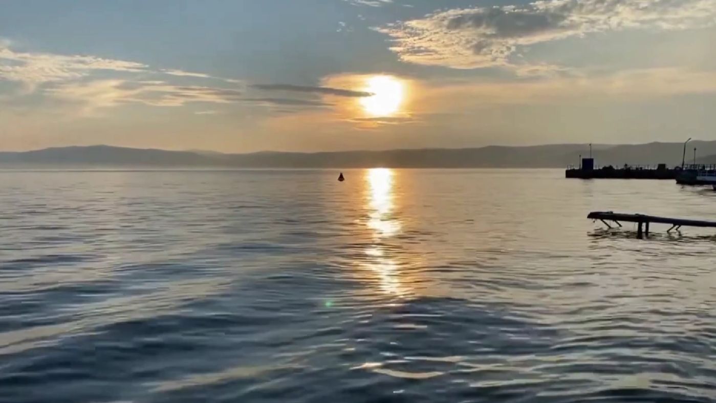 Спускается над озером закат. Мысли мудрых людей