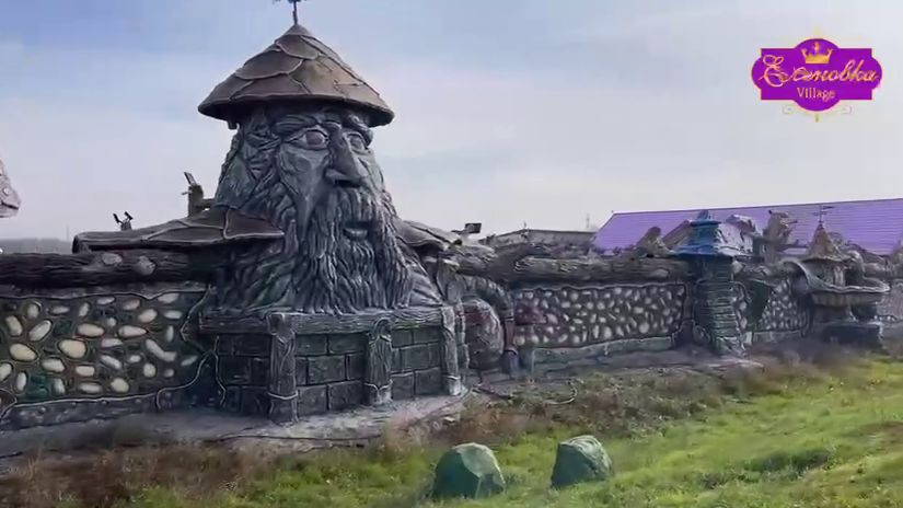 Забор из  арт бетона без кирпича.парк Еленовка.