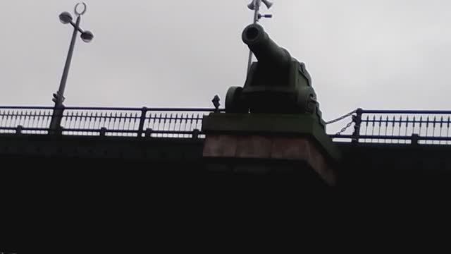 Старинные пушки установлены на мосту