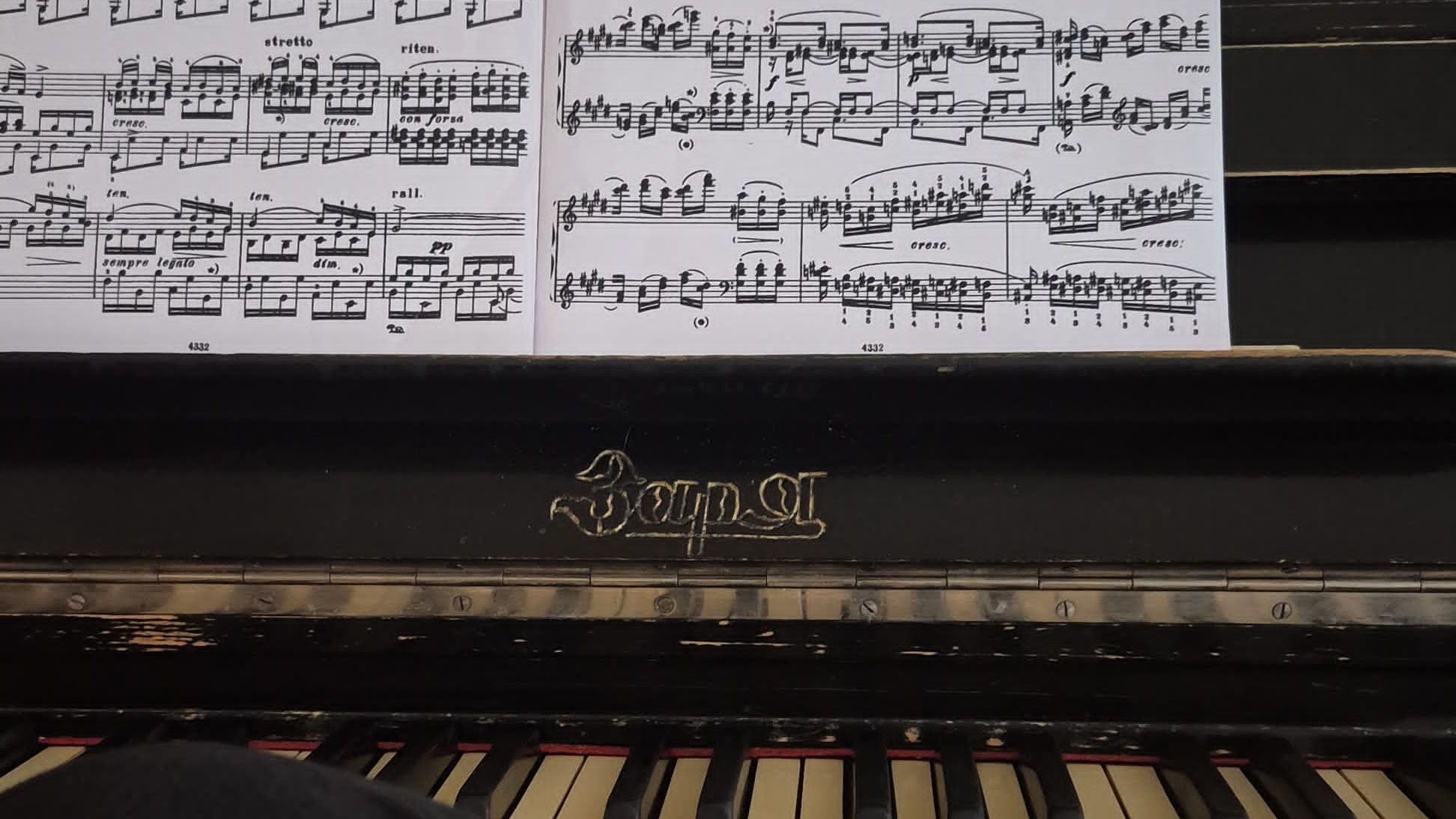 Света играет на пианино