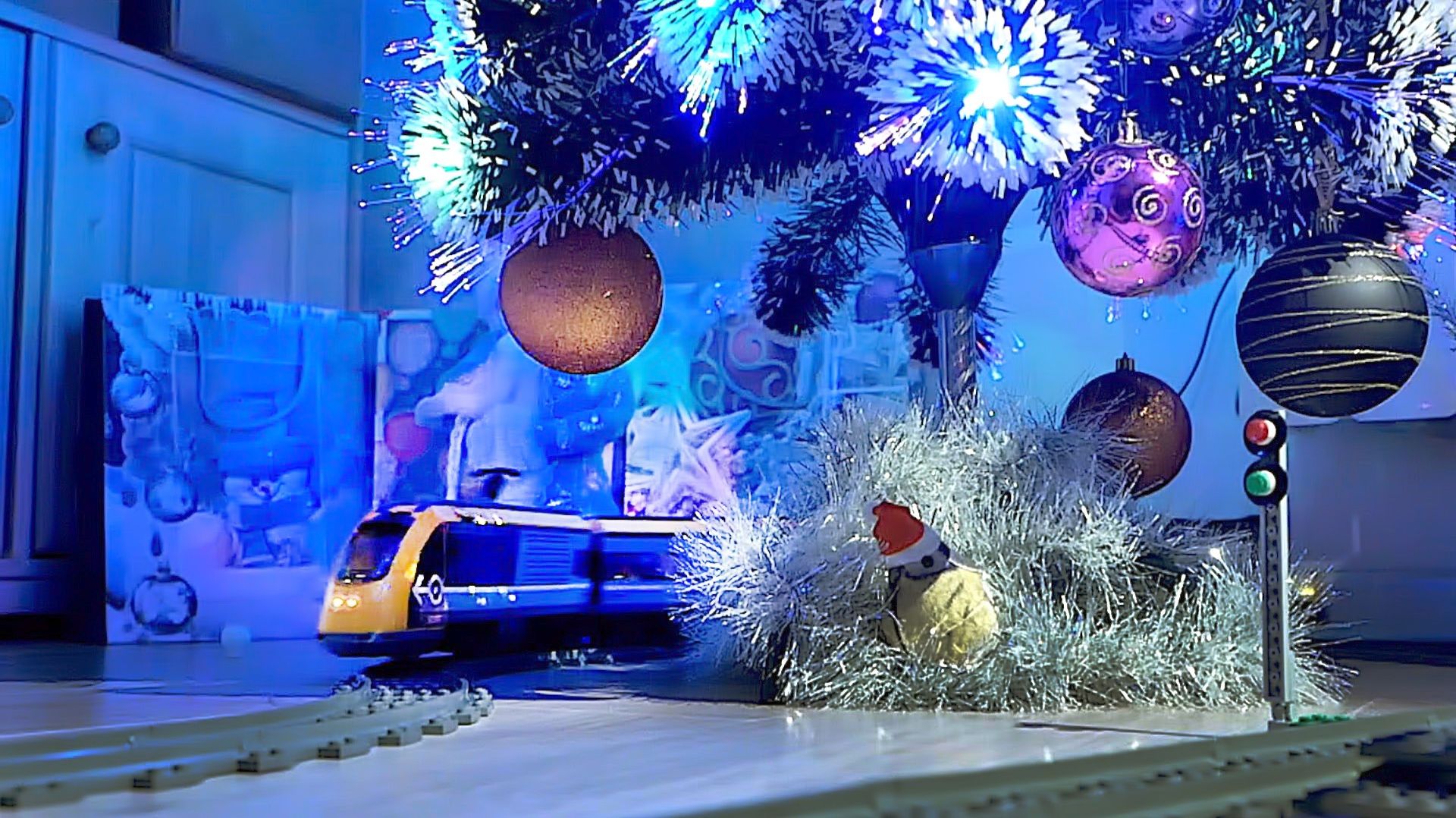 Новогодние Лего поезда, новогодние елки и новогодние подарки/ Мультики про поезда игрушки