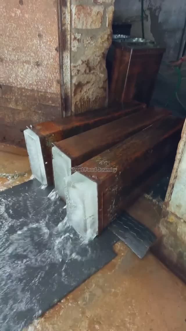 СЕКРЕТ изготовления льда в Индии раскрыт. И похоже это реально вода из Ганг.