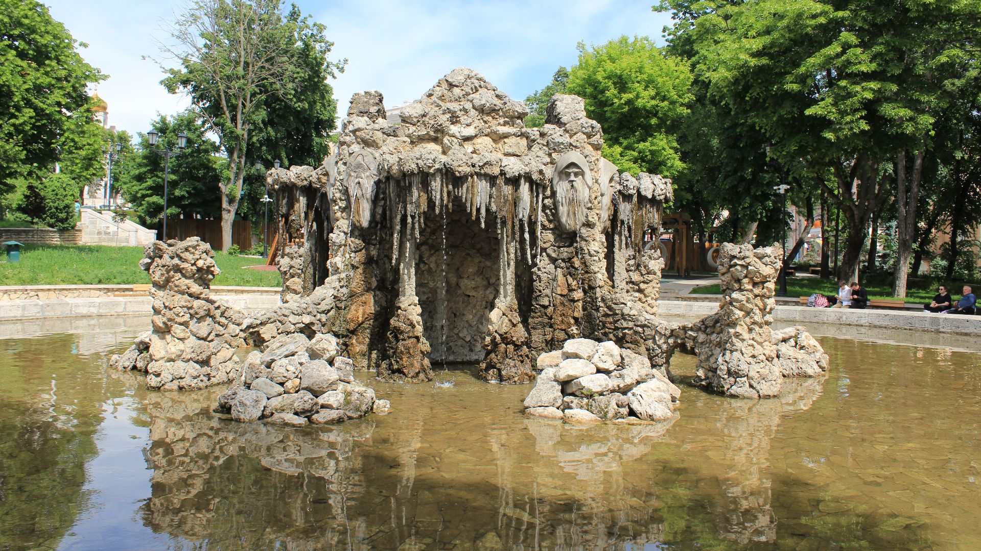 Фонтан Деды (Гномы) в Пятигорске