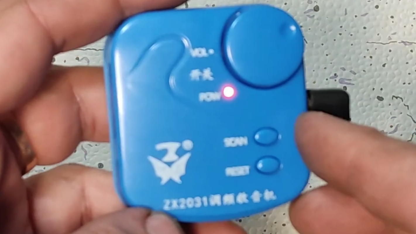 Отличный мини приемник из радиоконструктора.