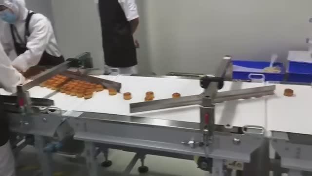 Упаковка кексов в коррекс - флоупак машина SOONTRUE