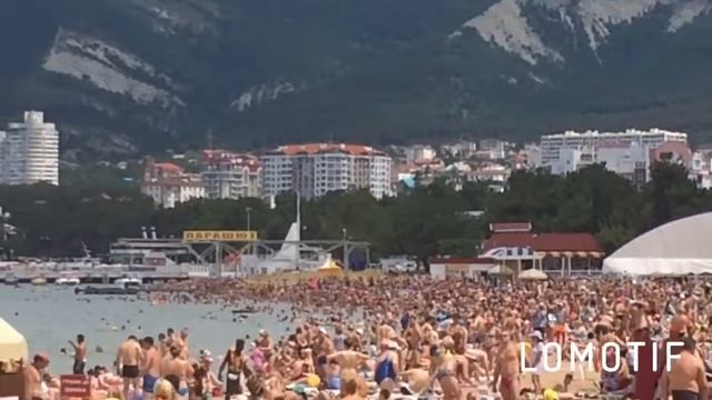 Центральный пляж Геленджика в июле