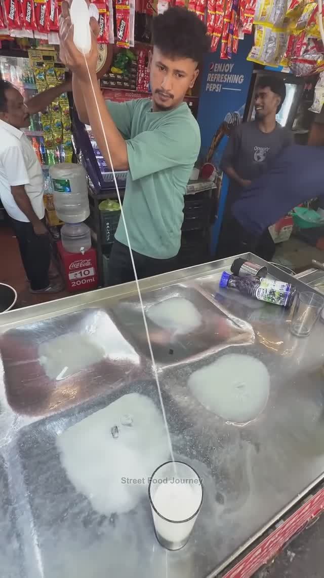 САМЫЙ меткий бармен Индии. Уличная Еда Мира/ Street Food  t.me/StreetFoodChannel