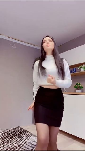 Красивая девушка танцует в колготках в белых носочках под музыку