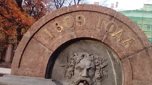 Небольшое сооружение-фонтан возле Казанского собора.