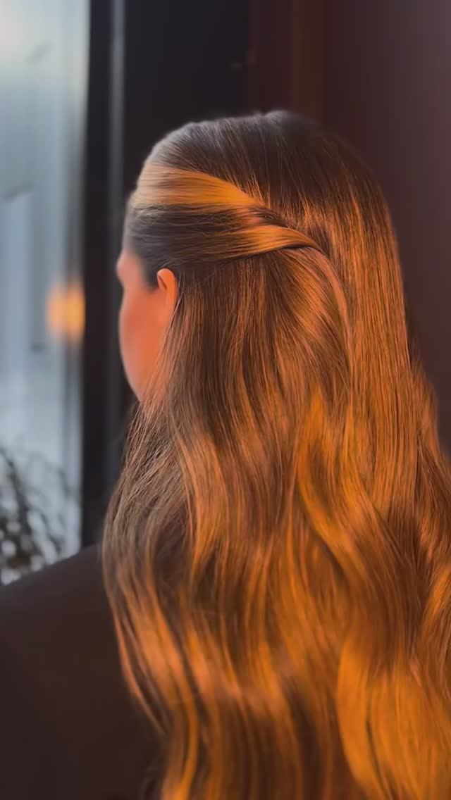 Нежная текстурная укладка из локонов #прическа #укладка #волосы #мальвинка