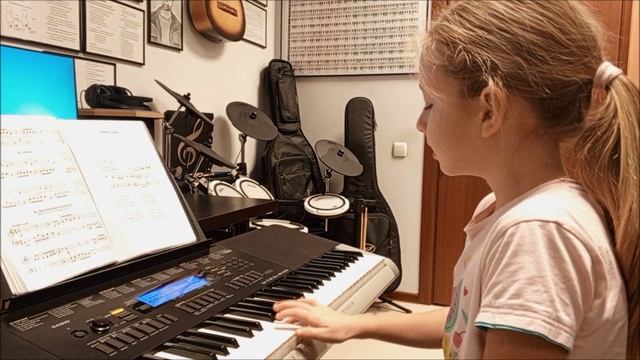 "Дорогою добра!" - разучиваем песню. Играет и поет Нелли.