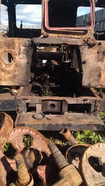 Остатки погрузчика ЛТ-65Б.