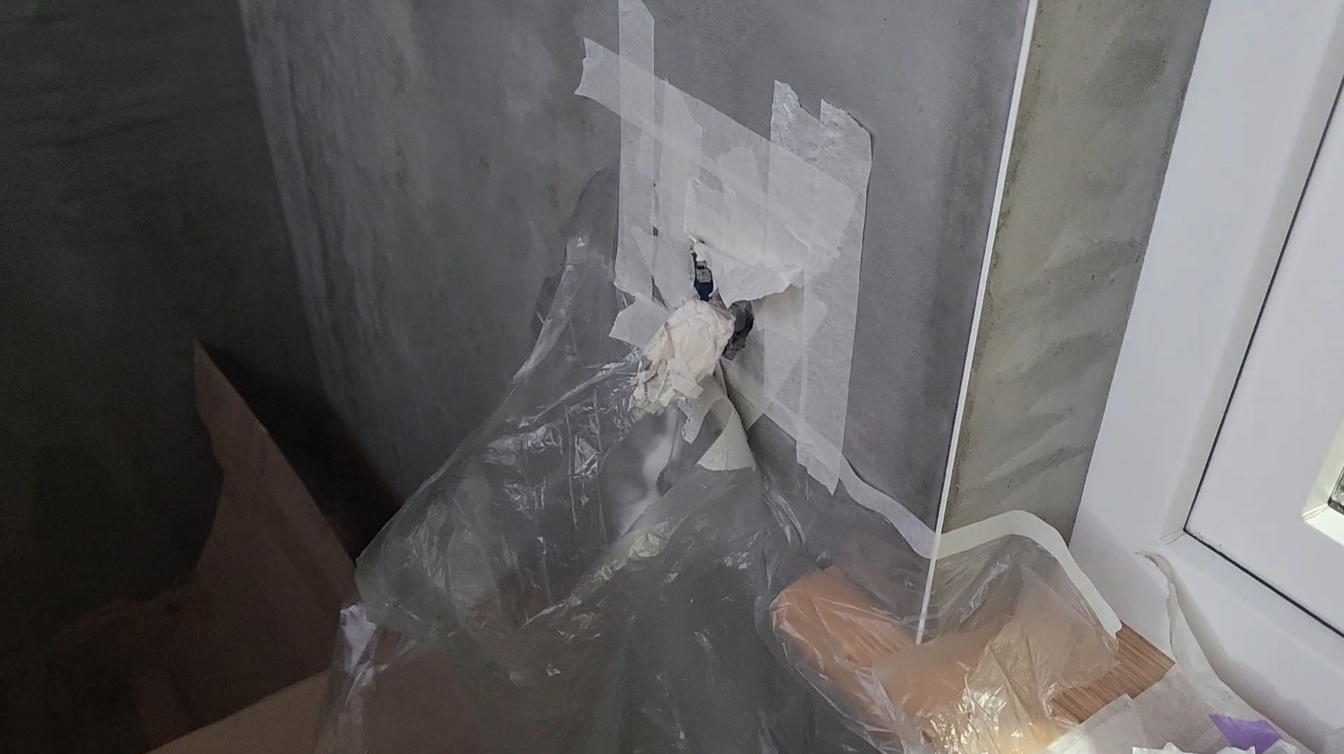 Балкон в стиле лофт: очистка подрозетника от клей-цемента🔌