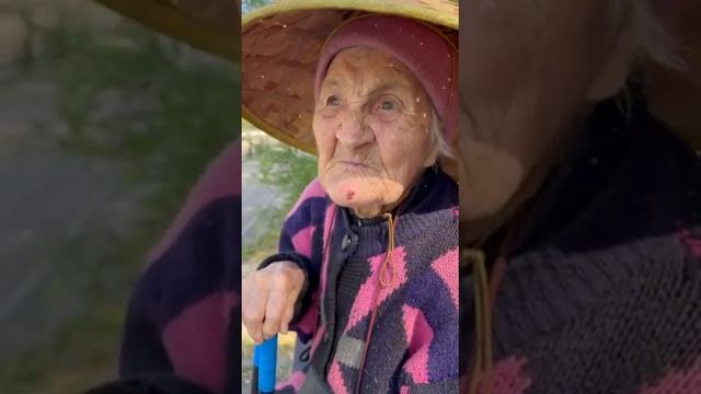 Короткое видео о том, как она дожила до такого возраста.Ставим Лайк поддержим бабушку!#zarlandia