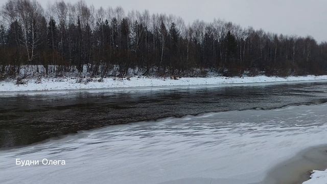 Поднял лодку на берег. Идёт спасение караката на реке. 11.11.25
