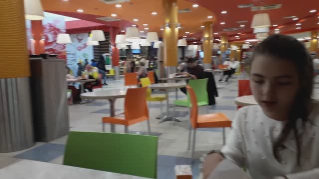 Санкт-Петербург, Невский проспект. Едим картошку на фоне картошки и бургеры на фоне бургеров.