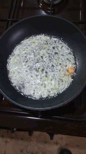 Быстрый завтрак Яичница с помидорами и луком