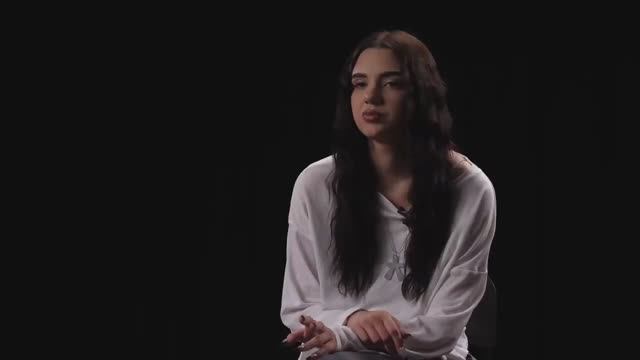 Девушка с синдромом Туретта — о жизни с тиком, реакции окружающих и принятии себя _ Секреты