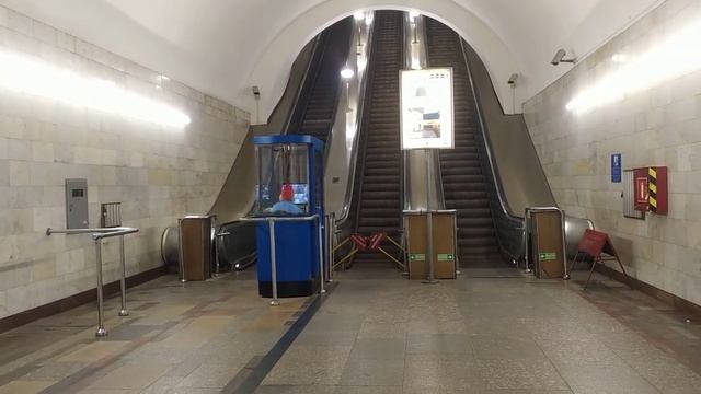 Ленинград (Санкт-Петербург), станция метро Обухово, прибытие и отправление поезда