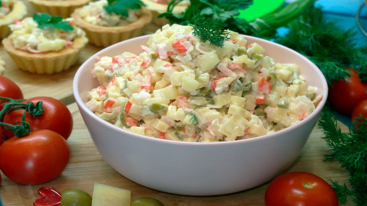 Крабовый салат с ананасами и оливками