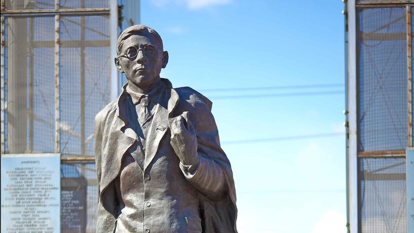 "Оживляя памятники" - выпуск №7 - У памятника Платону Ойунскому (к Дню рождения поэта)