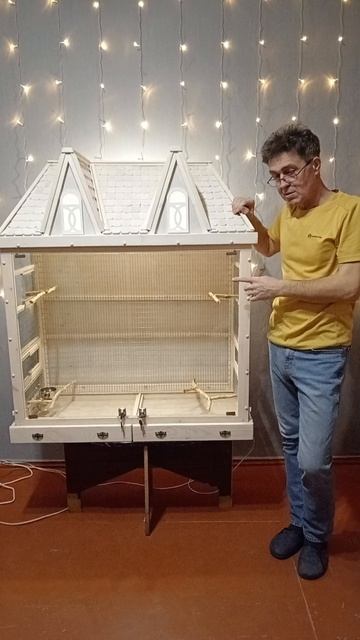 Клетка для попугаев со стеклянным фасадом.