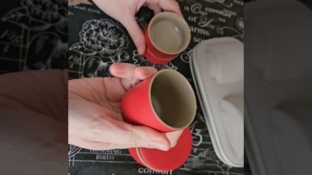 Обзор красного керамического дорожного сервиза.
