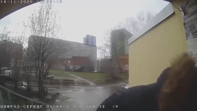 Бухой отец-неадекват жестоко избил дочку возле подъезда на Урале и швырнул её об стену