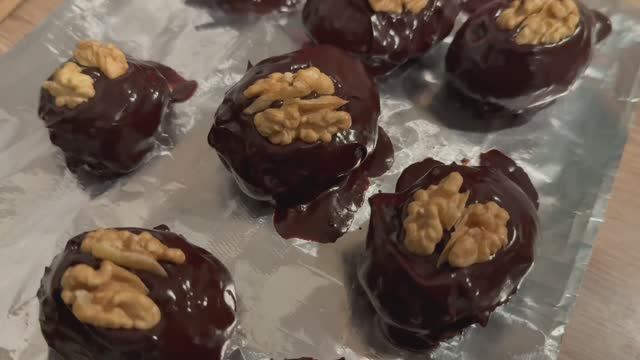Домашние ореховые пирожные в шоколаде - просто и очень вкусно