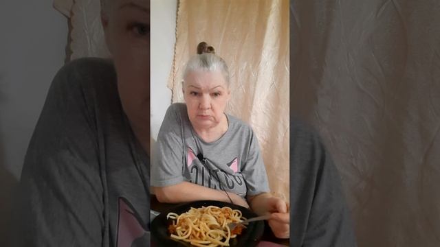 Мукбанг спагетти с тунцом и овощами 😋👍